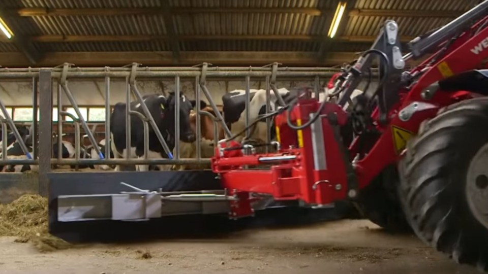 The fully electric farm loader eHoftrac