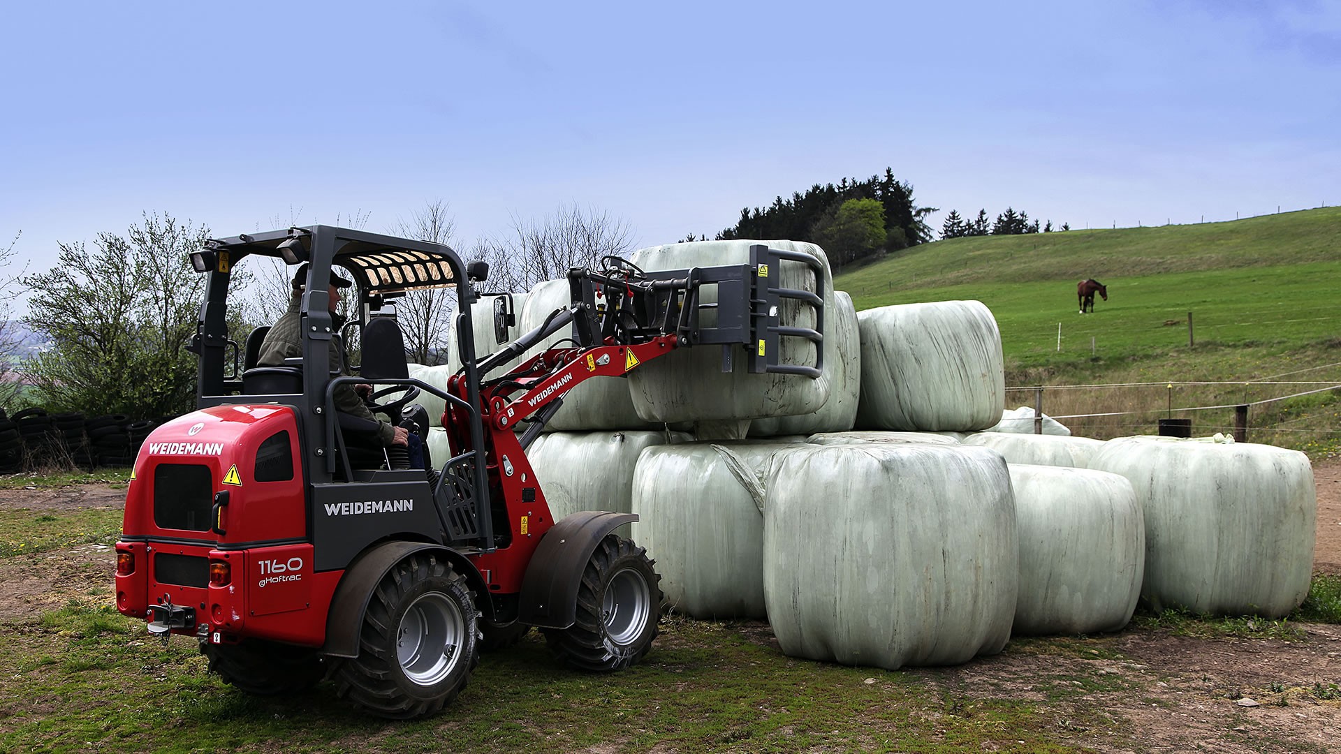 The fully electric farm loader eHoftrac